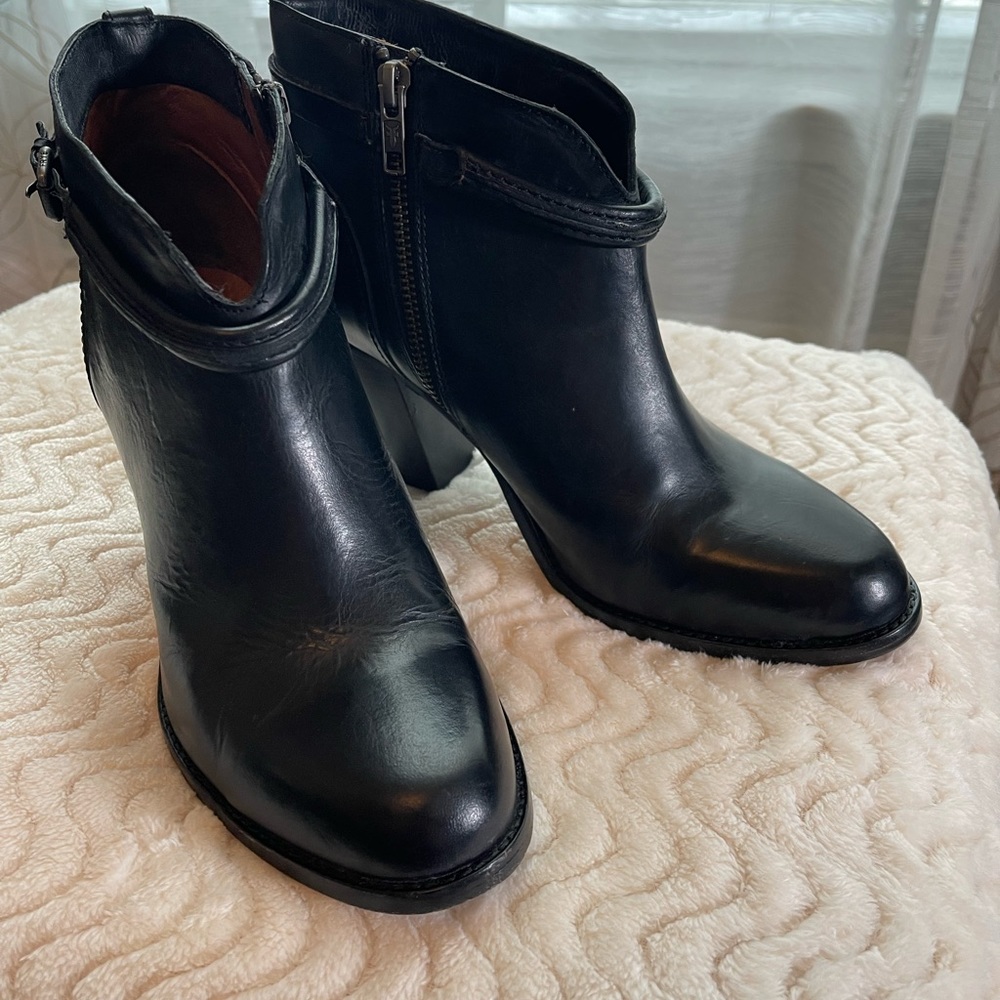 Frye Jenny Seam Short Boot In Black - Gem